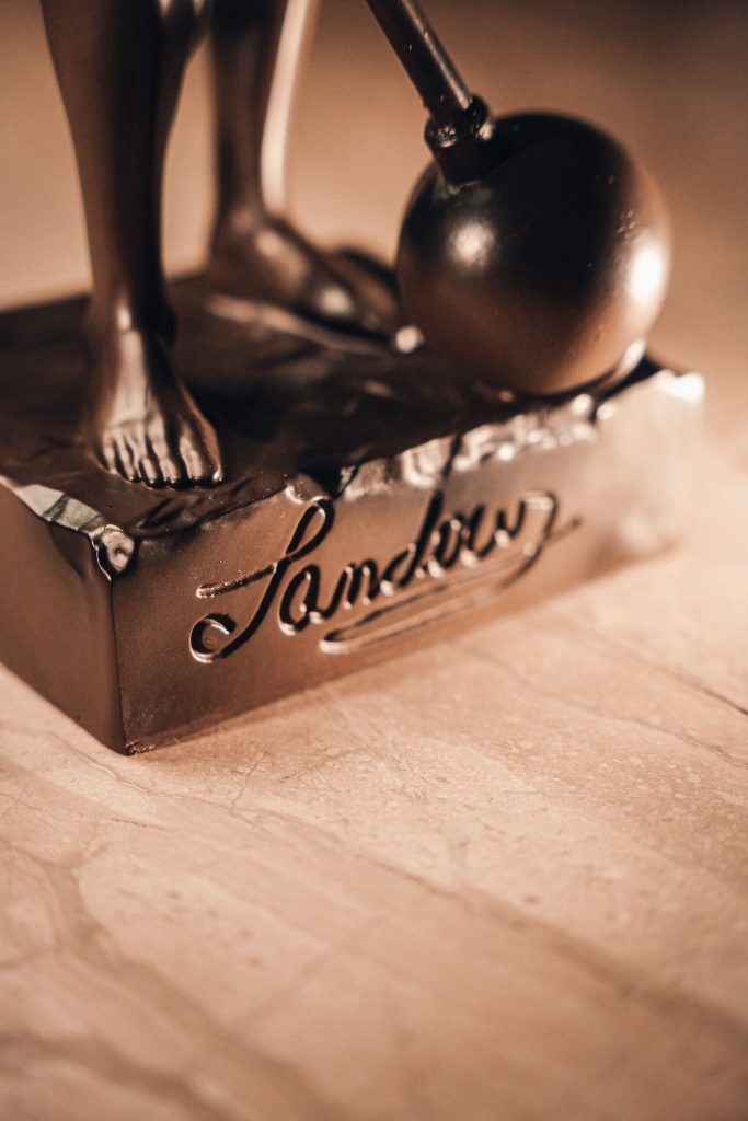 Sandow Escultura Trofeo – Empro Wear